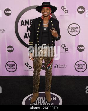 Jimmie Allen arrives at the 2022 American Music Awards held at the ...