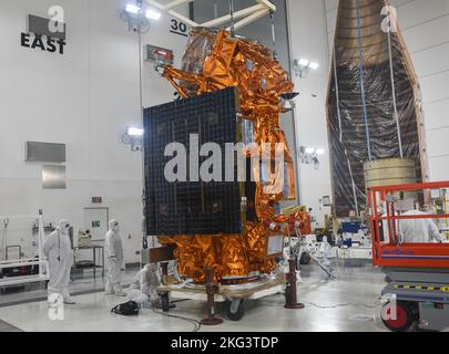 Technicians prepare to lift the Low-Earth Orbit Flight Test of an ...