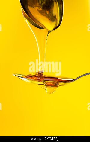 honey drizzling onto a spoon Stock Photo - Alamy