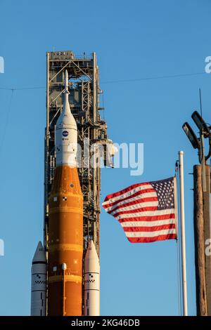 Standing atop the mobile launcher, NASA’s Space Launch System (SLS ...