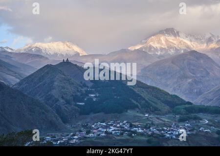 vorne der Ort Stepanzminda, hinten die Gergetier Dreifaltigkeitskirche ...
