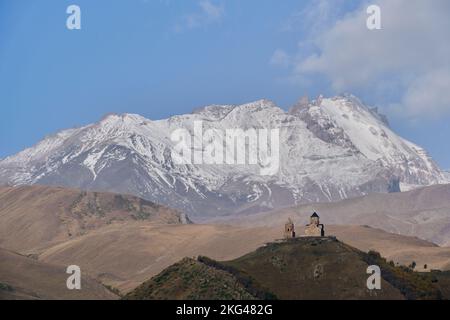 Die Gergetier Dreifaltigkeitskirche, Bergkirche Gergeti, Gergetis ...