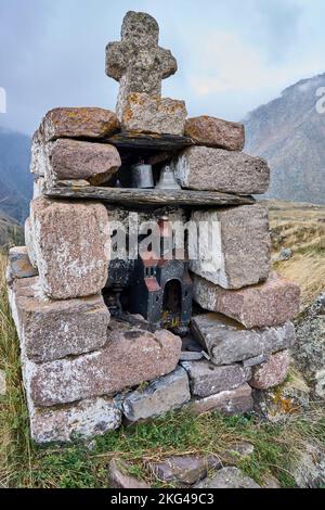 Christliches Kreuz mit Schrein, Dorf Tsdo, Darialschlucht, Hoher ...