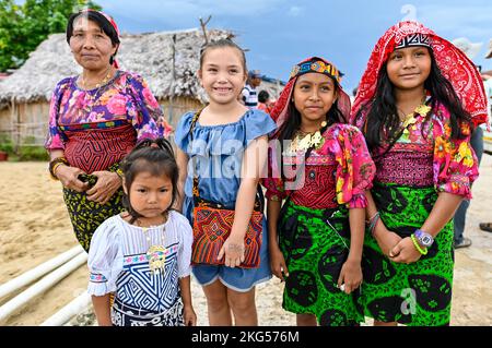 Indigenous guna children interacting with visitors Stock Photo - Alamy