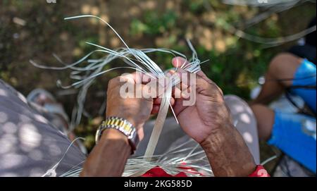 Zenu Indigenous weaving the iconic Colombian Sombrero Vueltiao Stock ...