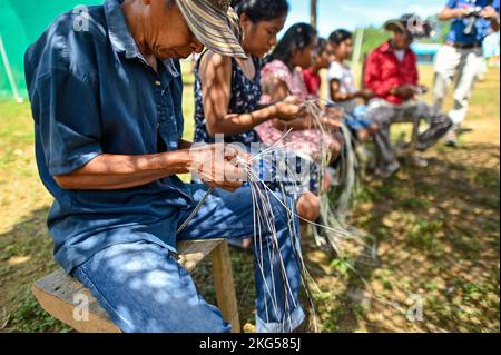 Zenu Indigenous weaving the iconic Colombian Sombrero Vueltiao Stock ...