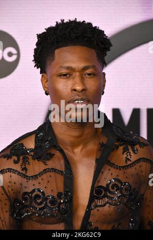 Lucky Daye attends the 2022 American Music Awards at Microsoft Theater ...