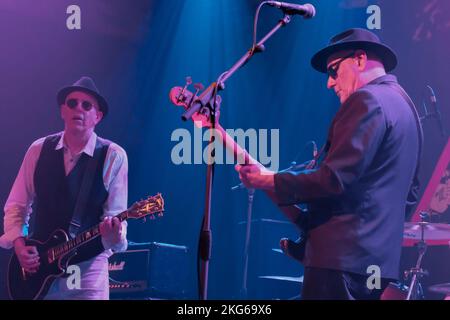 (L-R) Leigh Heggarty guitarist, and John "Segs" Jennings, bass ...