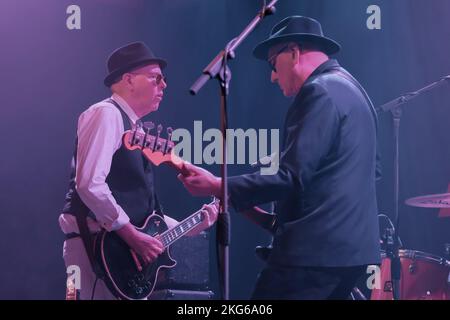 (L-R) Leigh Heggarty guitarist, and John "Segs" Jennings, bass ...
