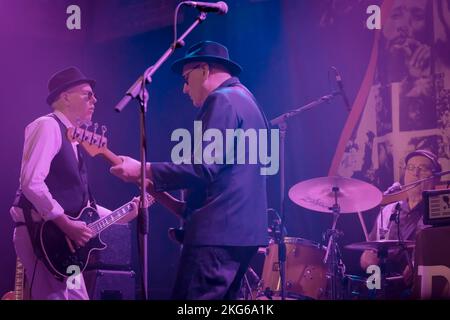 (L-R) Leigh Heggarty guitarist, and John "Segs" Jennings, bass ...