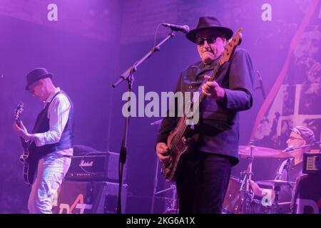 (L-R) Leigh Heggarty guitarist, and John "Segs" Jennings, bass ...