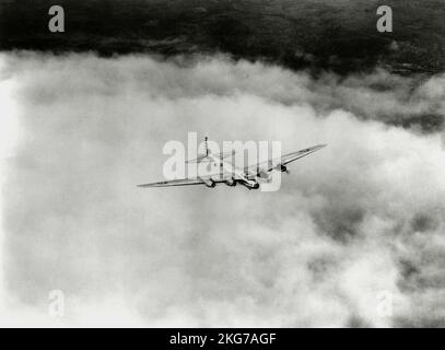1930s BOEING XB-17 PROTOTYPE AT SEATTLE HANGAR IT CRASHED IN 1935 BUT ...