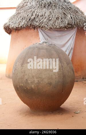 Purification hut, Temple of Pythons, Ouidah, Benin Stock Photo - Alamy