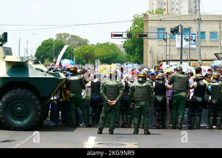 Maracaibo-Venezuela-15-04-2013- Soldier of Bolivarian National Guard of ...