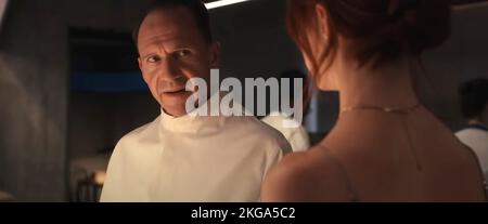 THE MENU, from left: Ralph Fiennes, Anya Taylor-Joy, 2022. ph: Eric ...