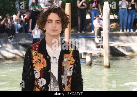 (KIKA) -Â Venezia 79: Timothee Chalamet meets fans, Barbara Palvin and ...
