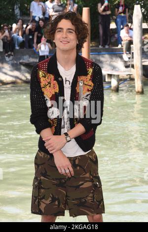 (KIKA) -Â Venezia 79: Timothee Chalamet meets fans, Barbara Palvin and ...