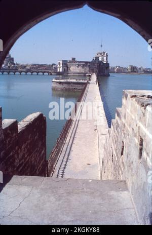 Beautiful Palace in middle of the lakhota lake Jamnagar India with ...