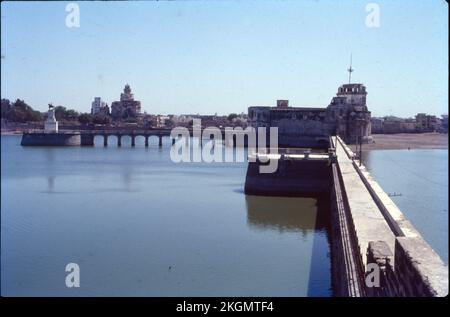 Beautiful Palace in middle of the lakhota lake Jamnagar India with ...