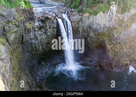 Water streams down the face of Snoqualmie Falls in Washington State ...