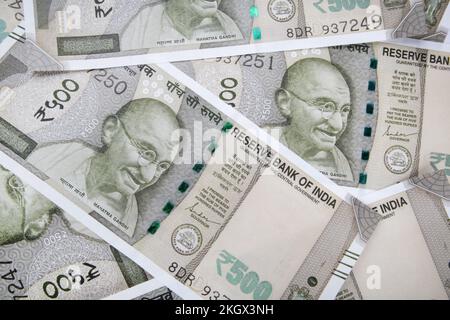 Closeup of Indian new 500 rupee note with backside of heritage red fort ...