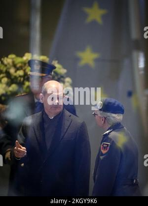 Berlin, Germany. 23rd Nov, 2022. German Chancellor Olaf Scholz (l, SPD ...