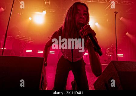 November 23, 2022: Janet Planet of Australian band Confidence Man live ...
