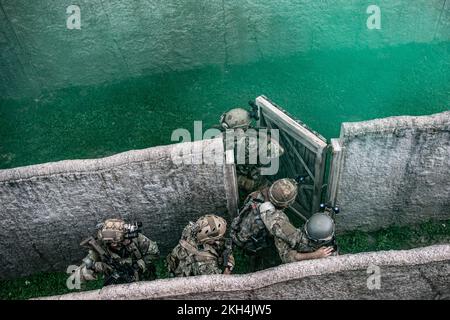 SCHOFIELD BARRACKS, Hawaii - Green Berets with 2nd Battalion, 1st ...