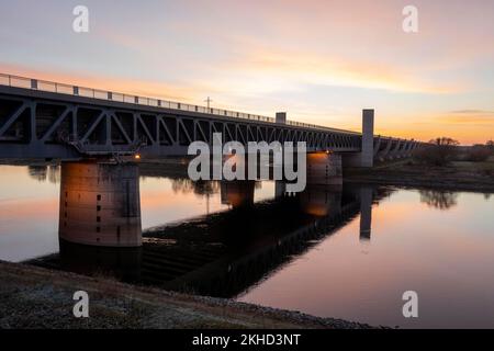 Sunset at the Magdeburg waterway junction, Mittelland Canal leads in ...