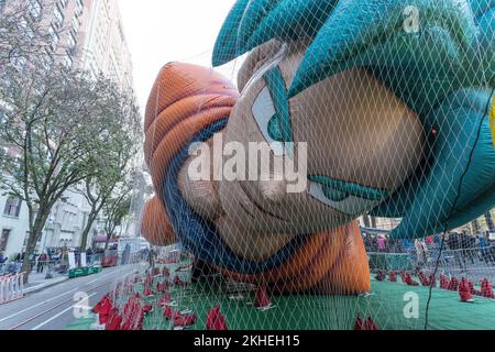 The Goku from Dragon ball Z balloon inflated for 96th Macy's ...