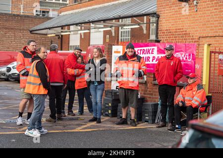 Brentwood, UK. 24th Nov, 2022. Striking royal mail workers on a picket ...