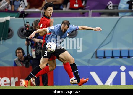 DOHA - (lr) Gue-sung Cho of Korea Republic, Diego Godin of Uruguay ...