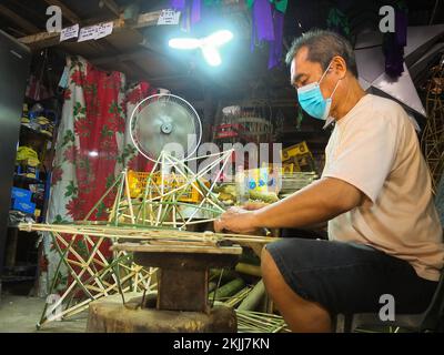 Manila, Philippines. 24th Nov, 2022. Eduardo Layola, a parol maker seen ...
