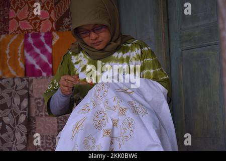 Indonesian hand-written batik done traditionally Stock Photo - Alamy