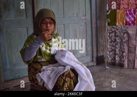 Indonesian hand-written batik done traditionally Stock Photo - Alamy