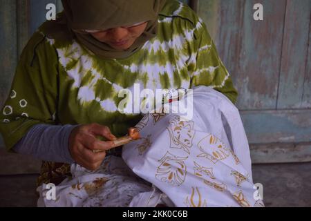 Indonesian hand-written batik done traditionally Stock Photo - Alamy