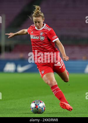 Carolin Simon (FC Bayern München #30) im Zweikampf mit Tuana Mahmoud ...