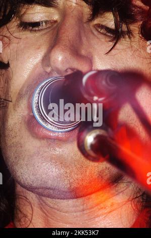 SUPER FURRY ANIMALS, CONCERT, 2004: Gruff Rhys of SUPER FURRY ANIMALS ...