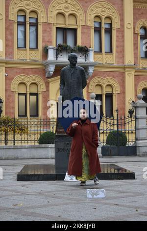 Street singer in Novi Sad singing Stock Photo - Alamy