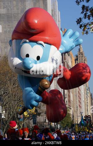 The Smurfs balloon at the Macy's Thanksgiving Day parade in New York ...