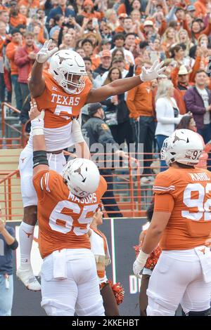Texas offensive lineman Jake Majors runs a drill at the NFL football ...