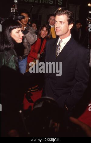Mel Gibson and wife Robyn Gibson at the premiere of Hamlet on December ...