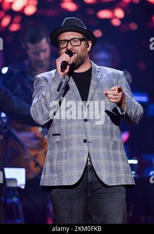 Leipzig, Germany. 12th Oct, 2022. German musician Gregor Meyle performs ...