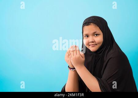A religious Asian Muslim child gir is praying Stock Photo - Alamy