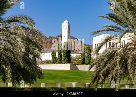 Road with palm trees. Traditional Omani architecture. Old Town of ...