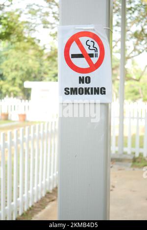 No smoke sign on a tree at public park Stock Photo - Alamy