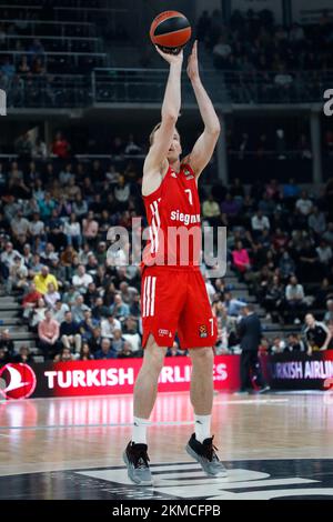 Niels Giffey (FC Bayern Basketball, #05) schreibt Autogramme, GER, FC ...