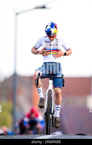 British Thomas Pidcock celebrates as he crosses the finish line to win ...