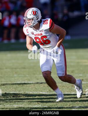 Utah tight end Dalton Kincaid (86) warms up before the start of their ...