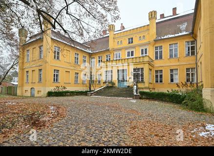 Wartin, Germany. 22nd Nov, 2022. A room in Wartin Castle. The estate in ...